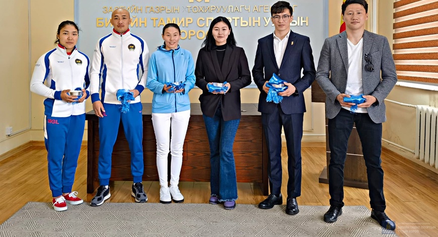 ДЭЛХИЙН АВАРГА ШАЛГАРУУЛАХ ТЭМЦЭЭНЭЭС МЕДАЛЬ АВСАН ТАМИРЧДЫГ ХҮЛЭЭН АВЧ УУЛЗЛАА